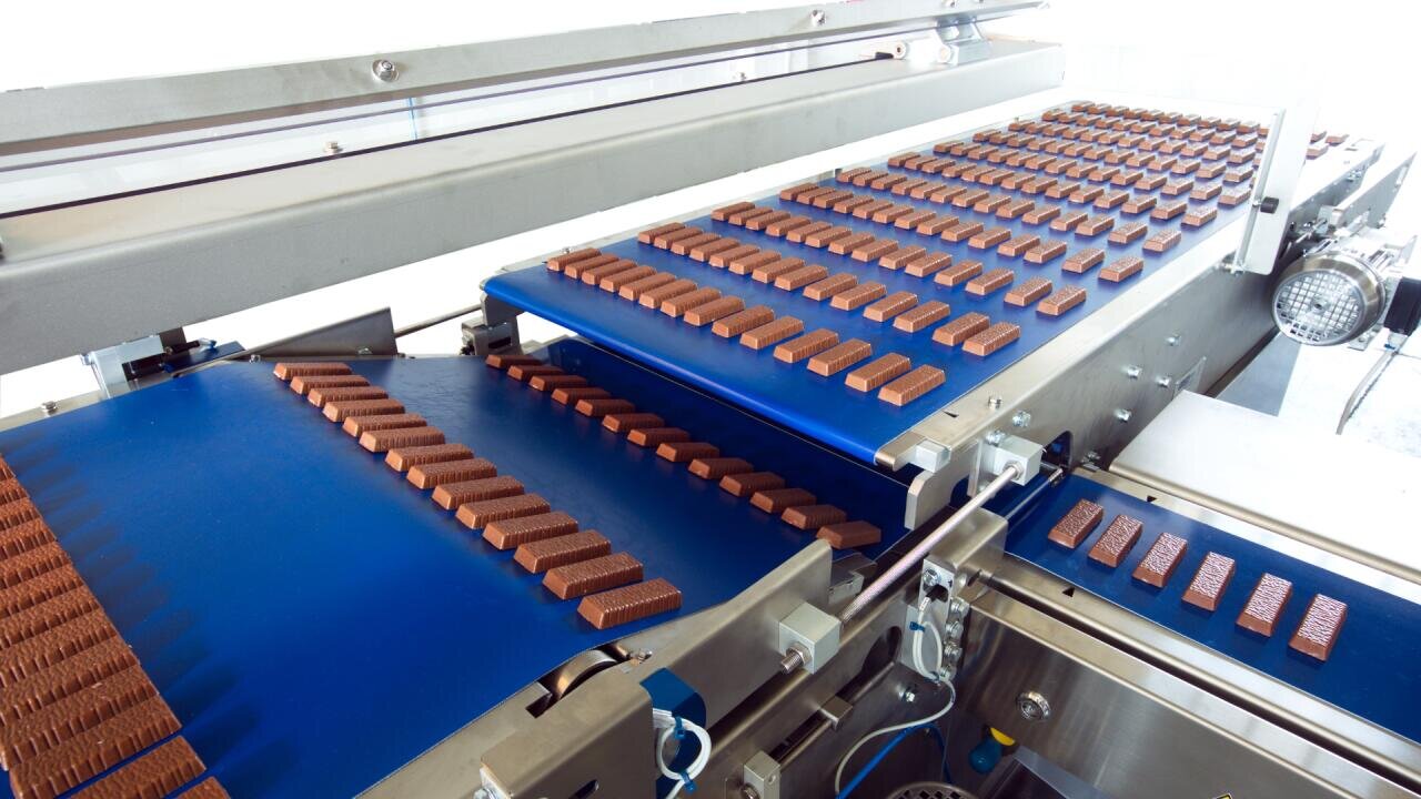 How does FlowPack improve the packaging efficiency in the food industry?